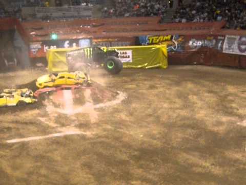 Monster Energy Truck, Monster Jam in Milwaukee - YouTube
