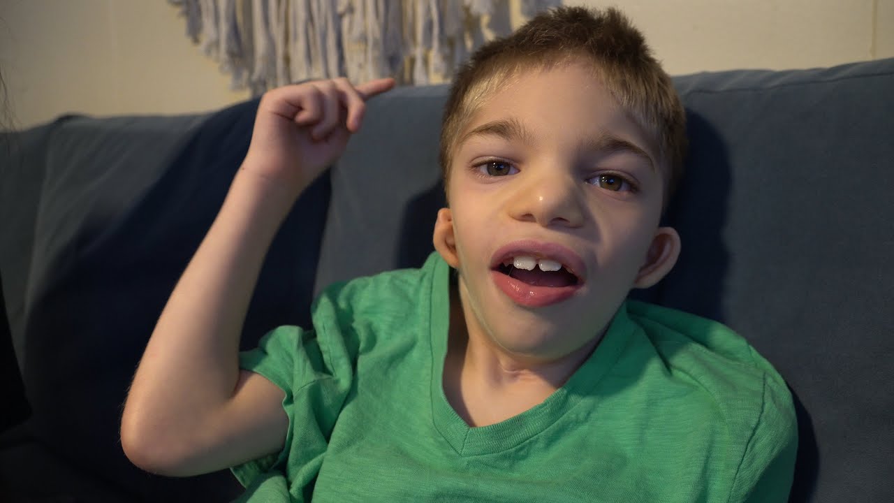 8 Year Old Starting To Use Sign Language - YouTube