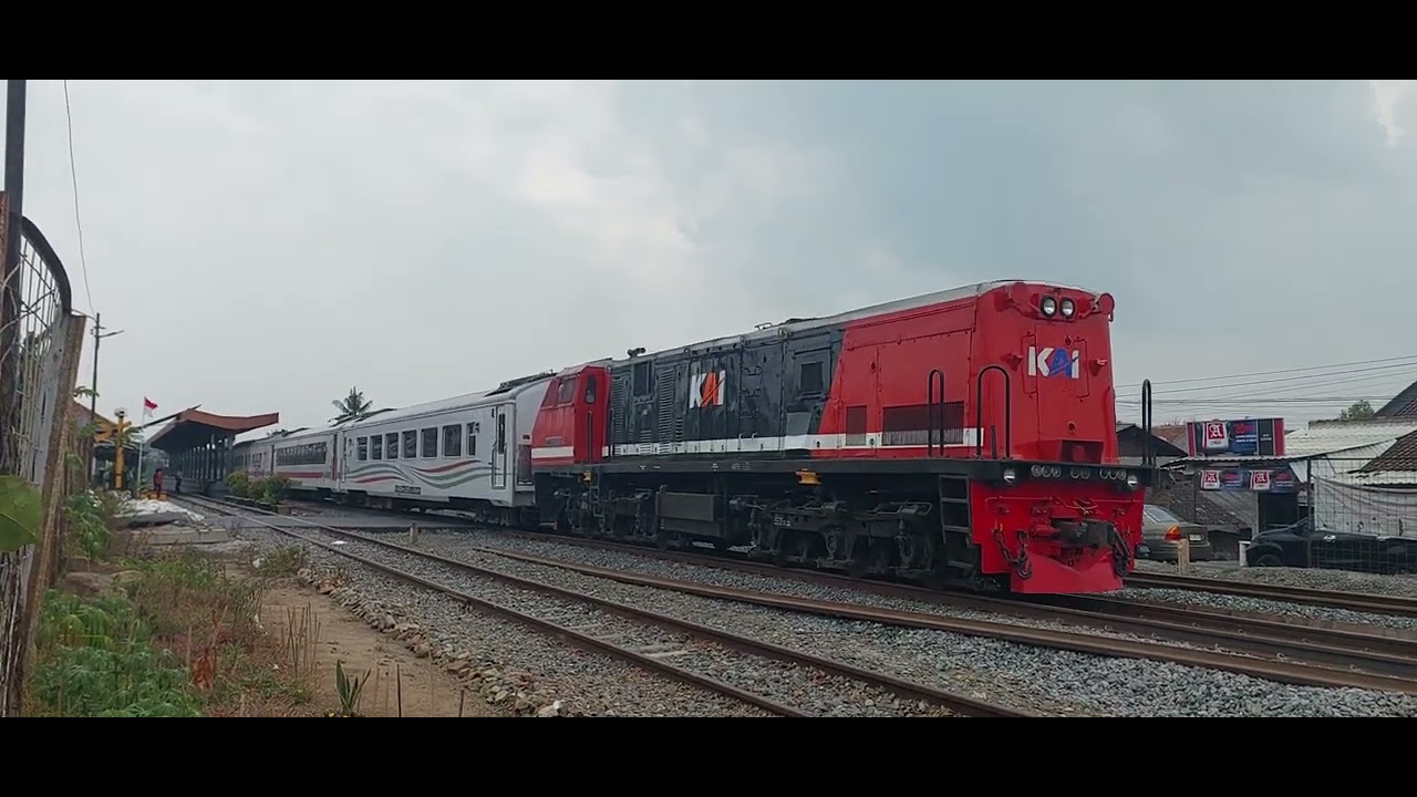 Kereta Api CC201 Penumpang Labuhan Ratu Tj Karang - YouTube