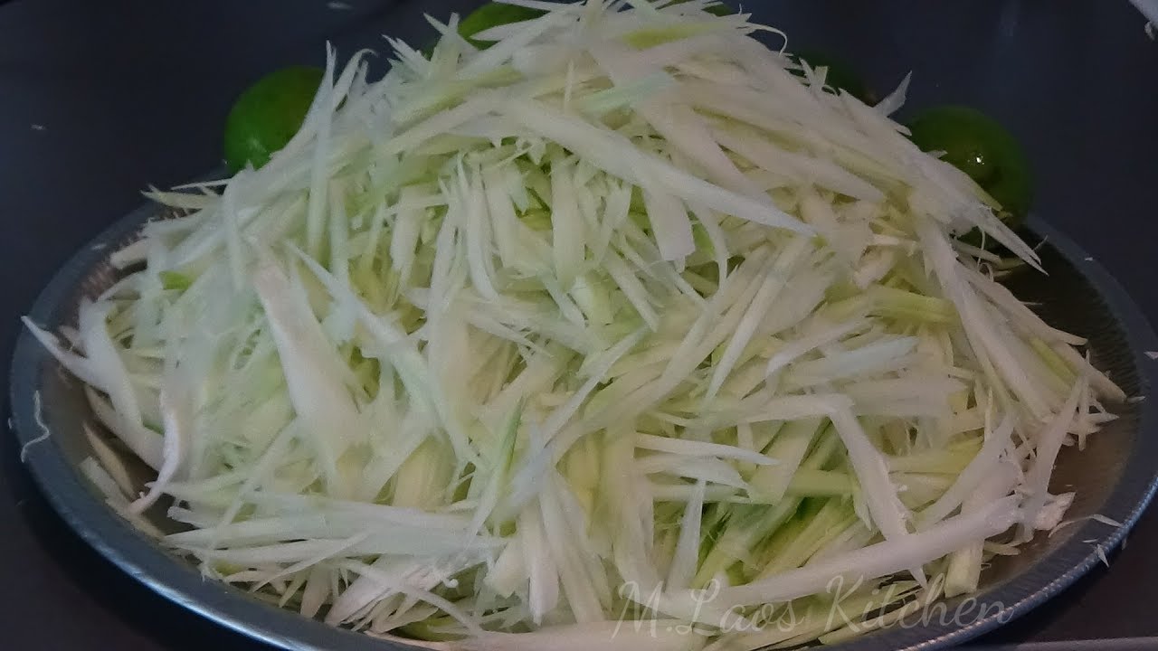 How to chop Papaya for Papaya salad - YouTube