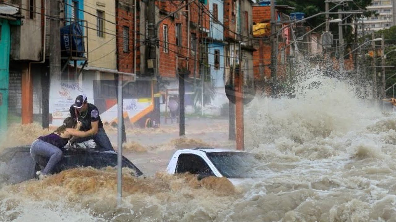 Streets become river in the city! Heavy rain causes flooding in Manaus ...