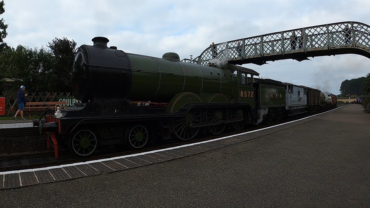 LNER-B12 8572 shunting freight rolling stock - YouTube