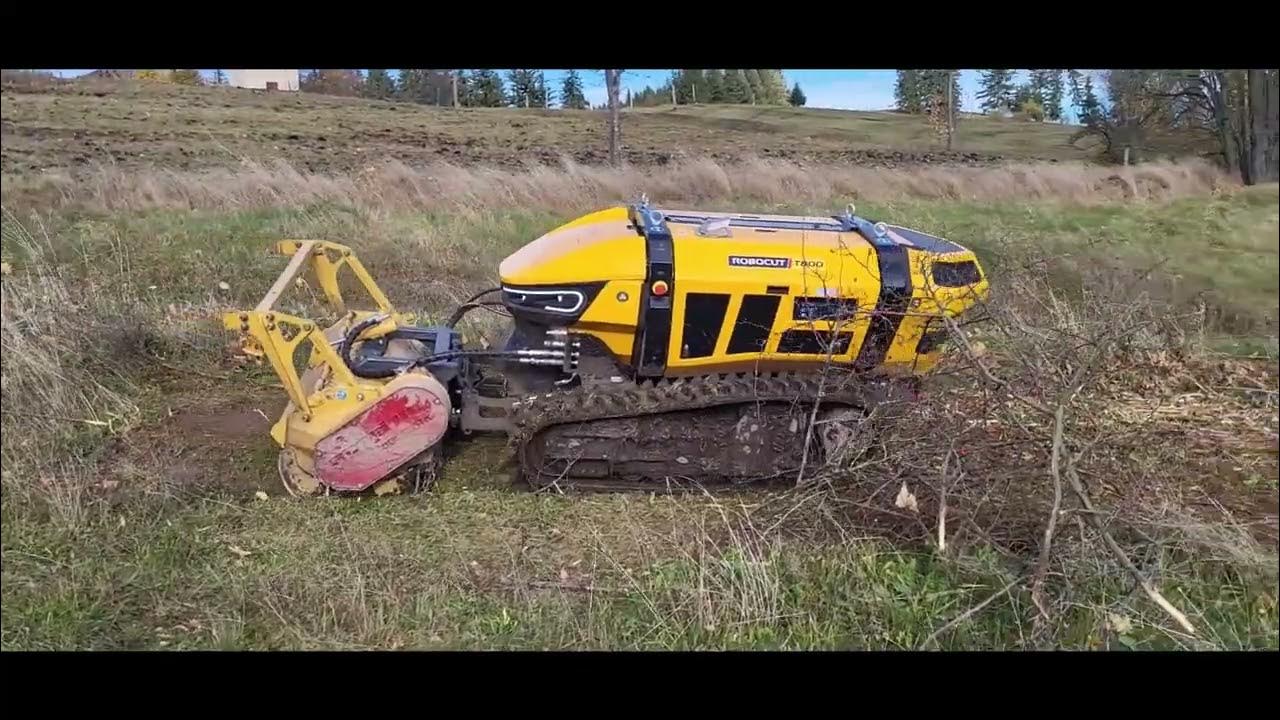 Pásový svahový nosič nářadí / sekačka McConnel ROBOCUT T800 a likvidace ...