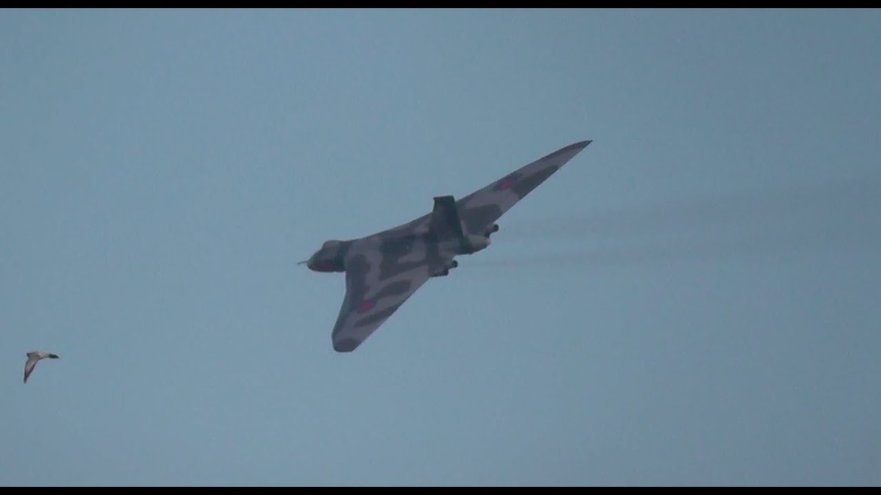 55 - Avro Vulcan XH558 last flight (audio enhanced) - YouTube