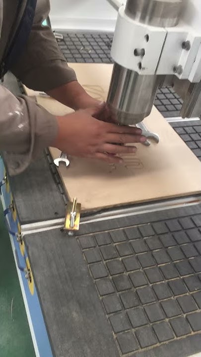 manual tool changer cnc router - YouTube