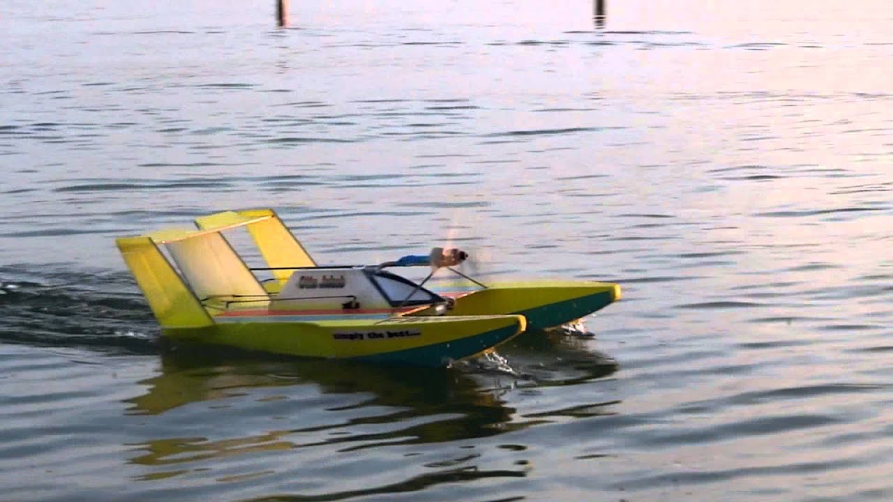 RC Speedboot fliegt über den Bodensee - YouTube