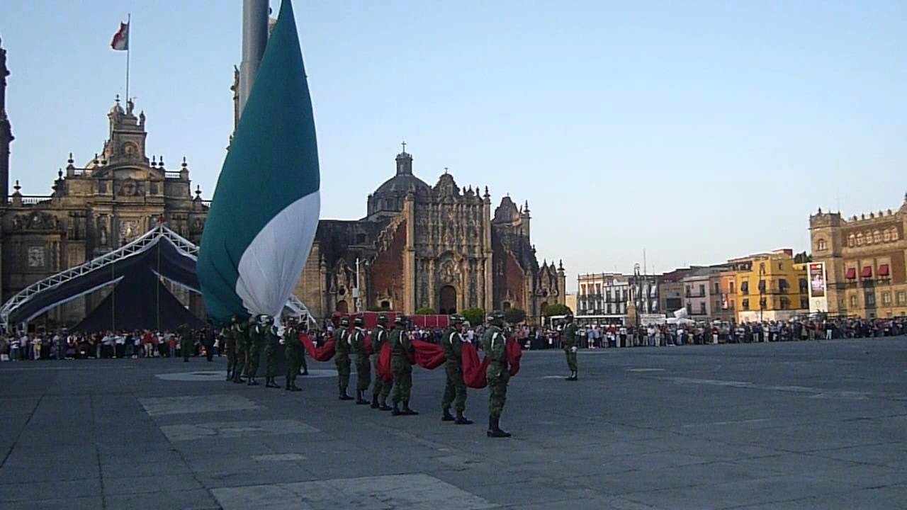 Honores a la bandera en el Zocalo de la Ciudad de - YouTube