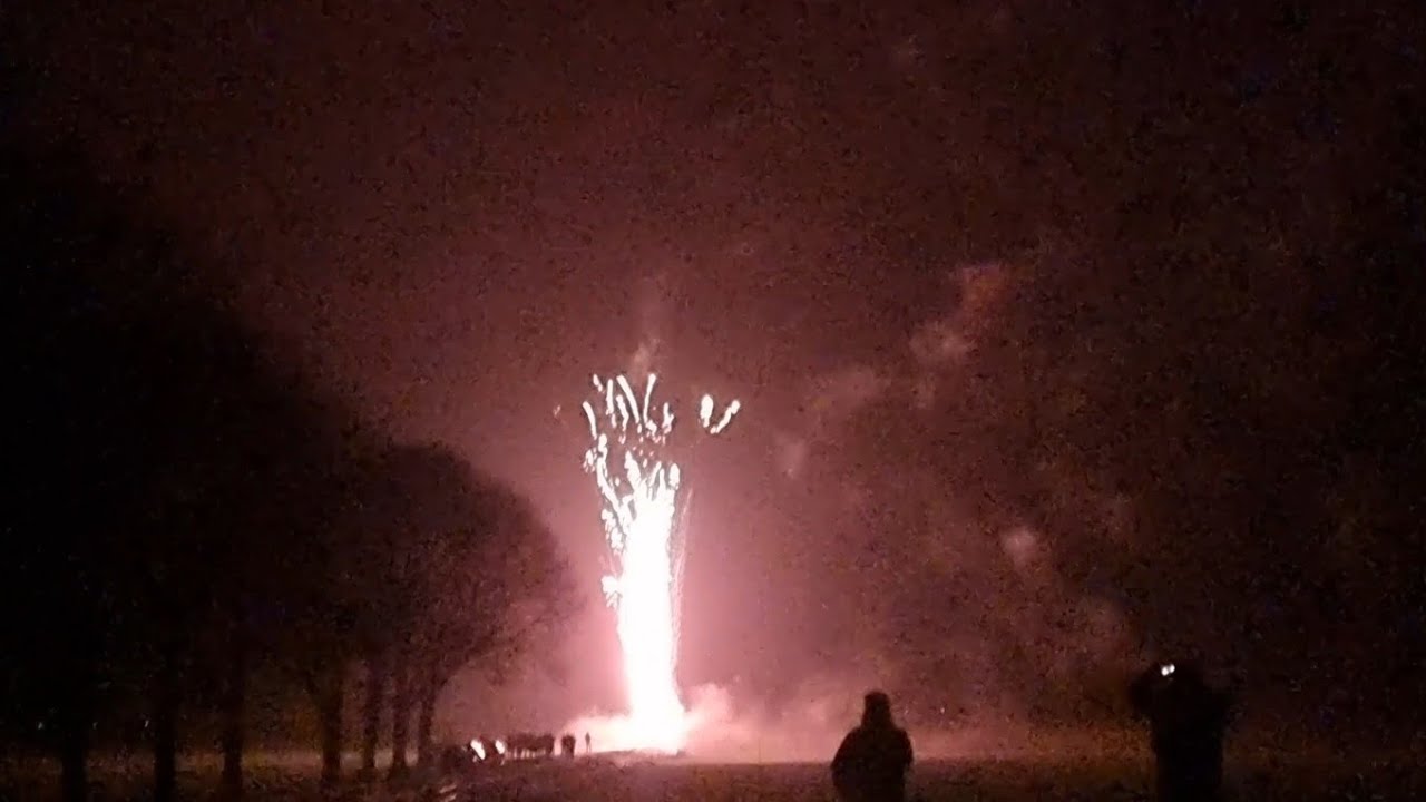 Pinto Feuerwerk | 400 shots Whistle to Titanium Salute 20mm - YouTube