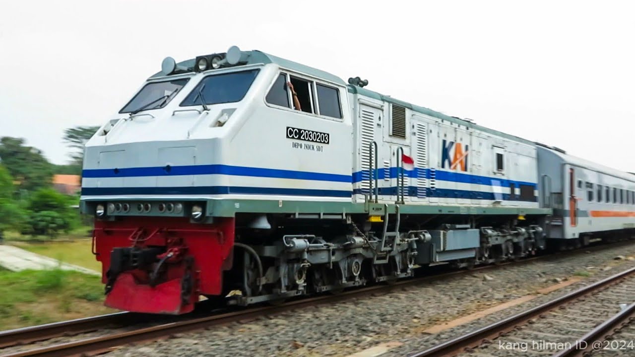 KERETA API DUA GARIS BIRU DAN KAIS 4 ULAT HIJAU NGEBUT BALAPAN DI JALUR ...