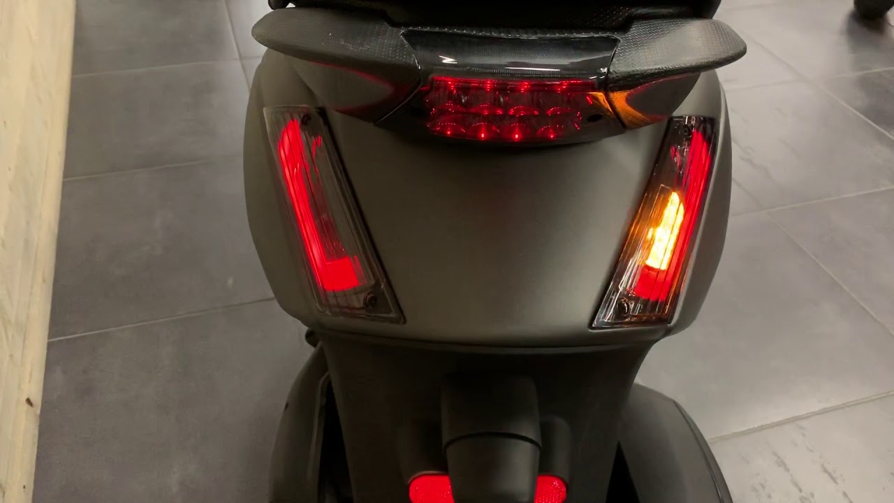 Knipperlicht Piaggio Zip Led Tube Titanium Achter - YouTube