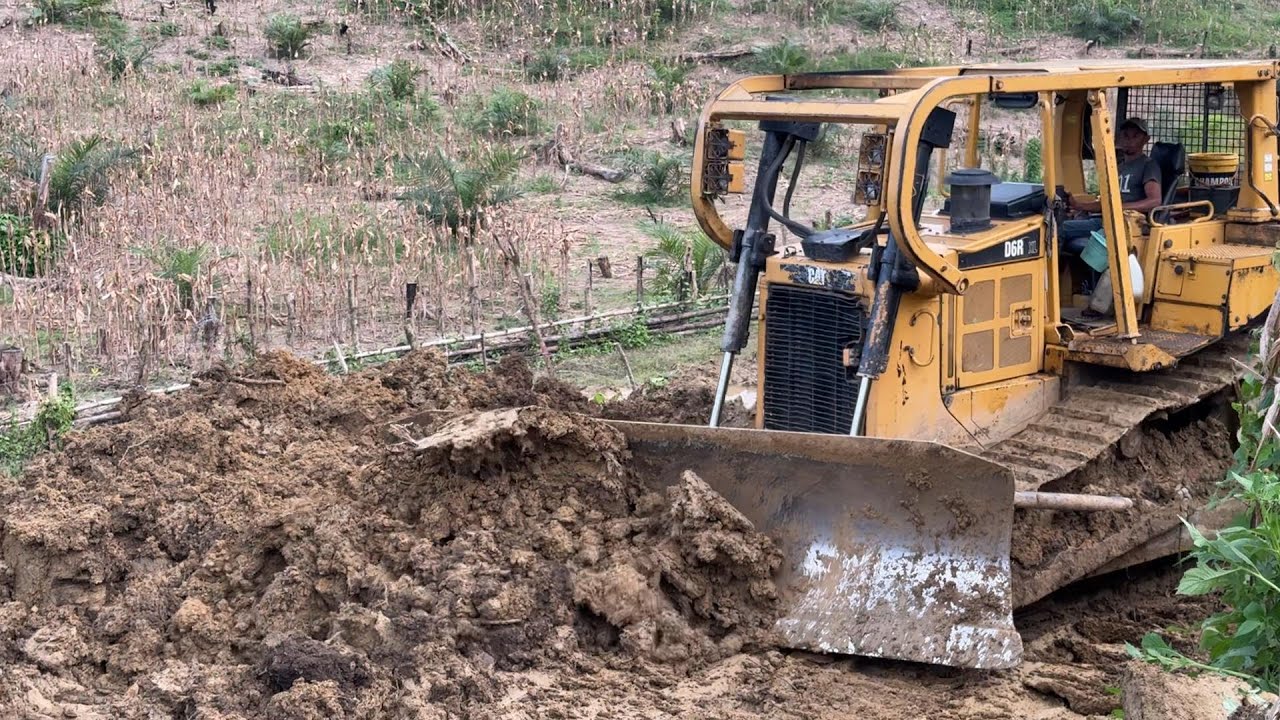 D6R XL Bulldozer Operator Leveling Muddy Ground - YouTube