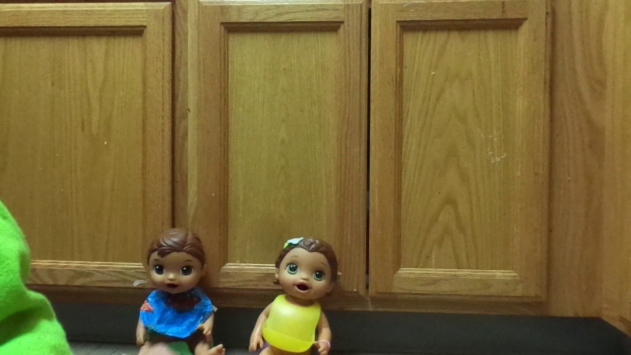BABY ALIVE FEEDING SAM AND SALLY - YouTube