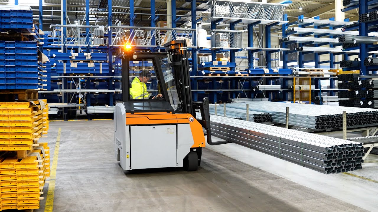 FLUX 30 Multidirectional forklift transports long aluminum profiles ...
