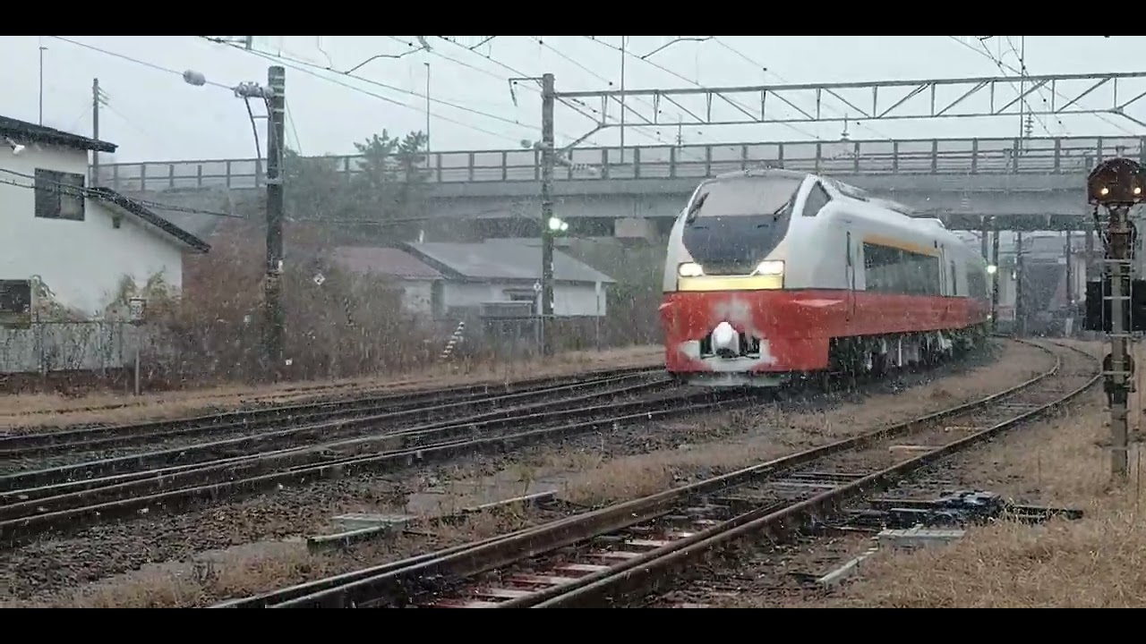 E751系特急スーパーつがる(ちょっぴり雪付き) - YouTube