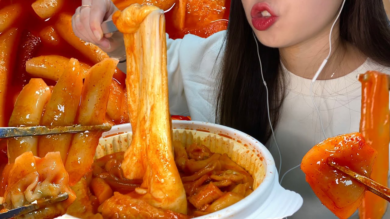 SUB) 떡볶이 먹방인데, 옷에 흘리면 영상이 끝납니다🌶️🔥tteokbokki MUKBANG - YouTube