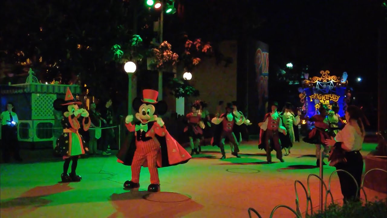 Frightfully Fun Parade 2022 Premiere Feat. The Headless Horseman ...