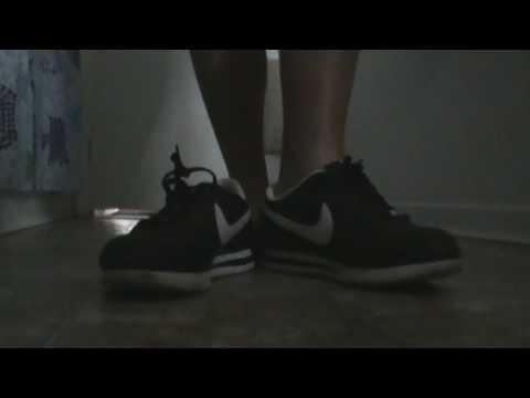 Toes wiggles sockless in Nike Cortez - YouTube