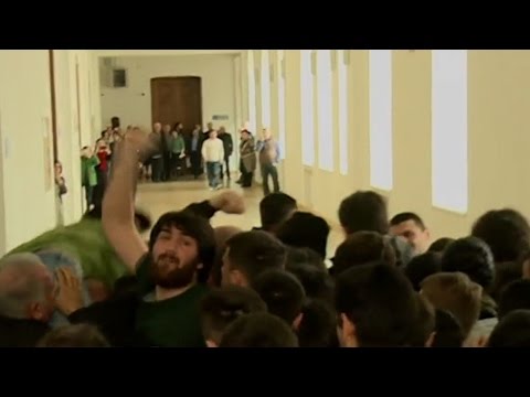 Dovlet universitetinde telebeler rektoru döyüb