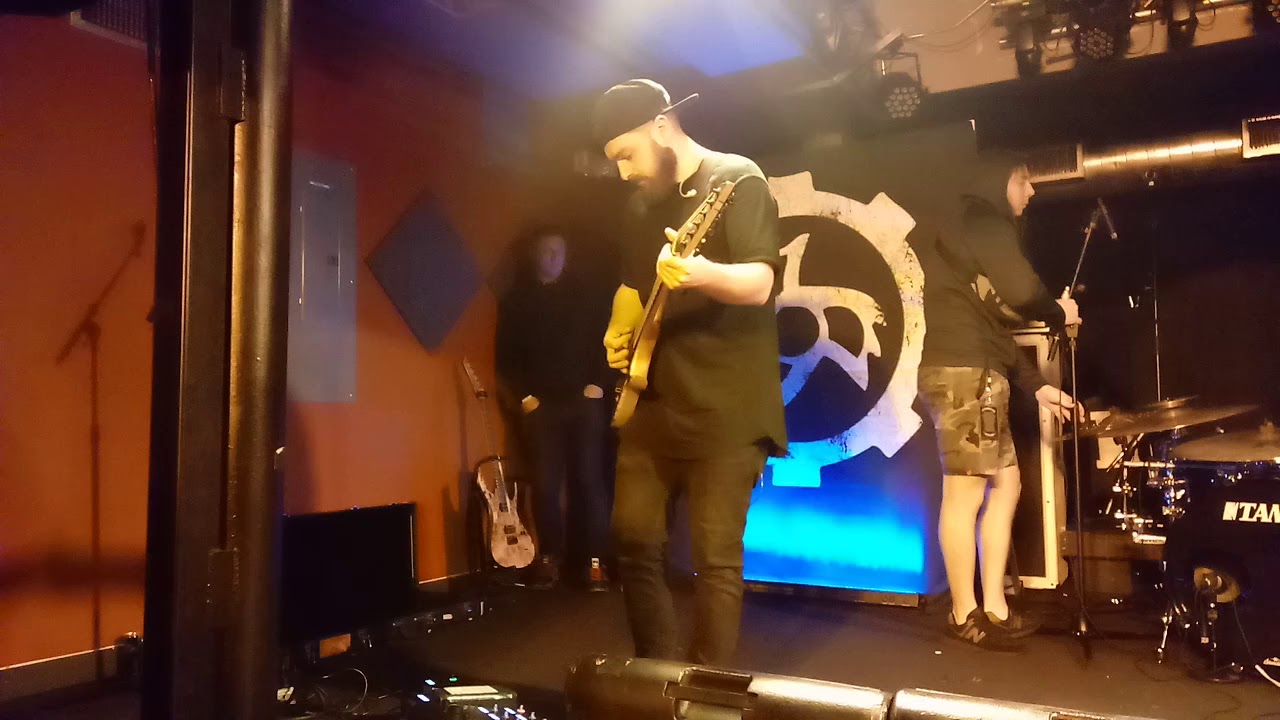 JINJER- Roman Tuning Up @ One Centre Square, Easton, PA Nov 6, 2018 ...