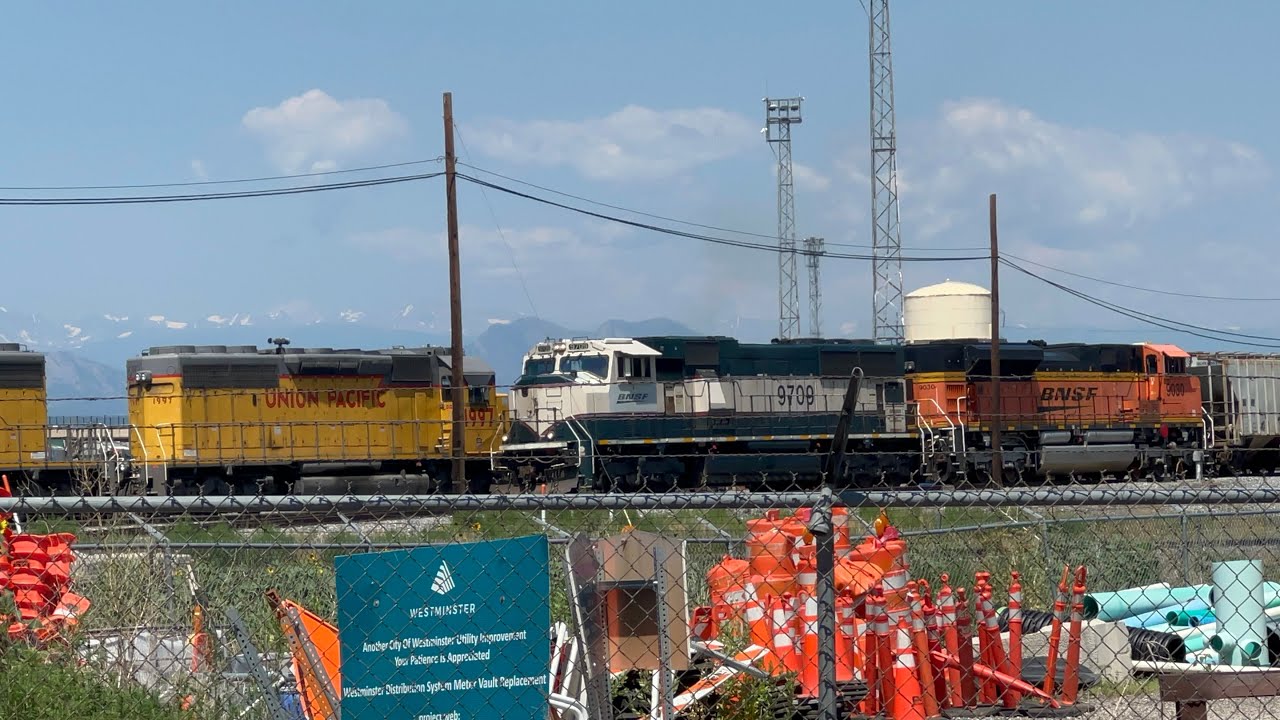 BNSF SD70MAC On the Point in Denver! (BNSF 9709) - YouTube