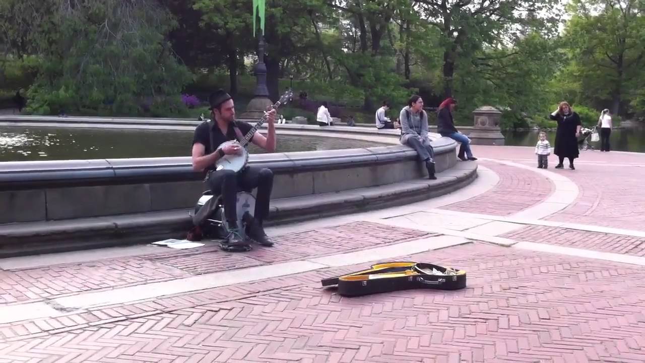 One-man banjo band - YouTube
