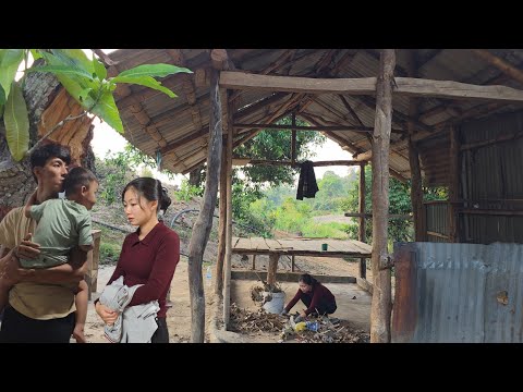 Tek başına çocuk yetiştiren bir anne ve çocuğu, 10 yıldır terk edilmiş bir evi temizliyor.