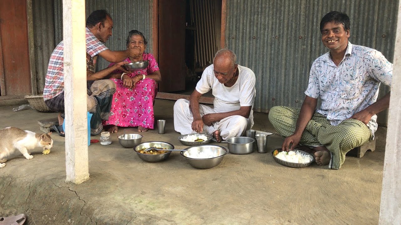 কাচা কলা দিয়ে কাতলা মাছের ঝোল | ordinary village life | simple village ...