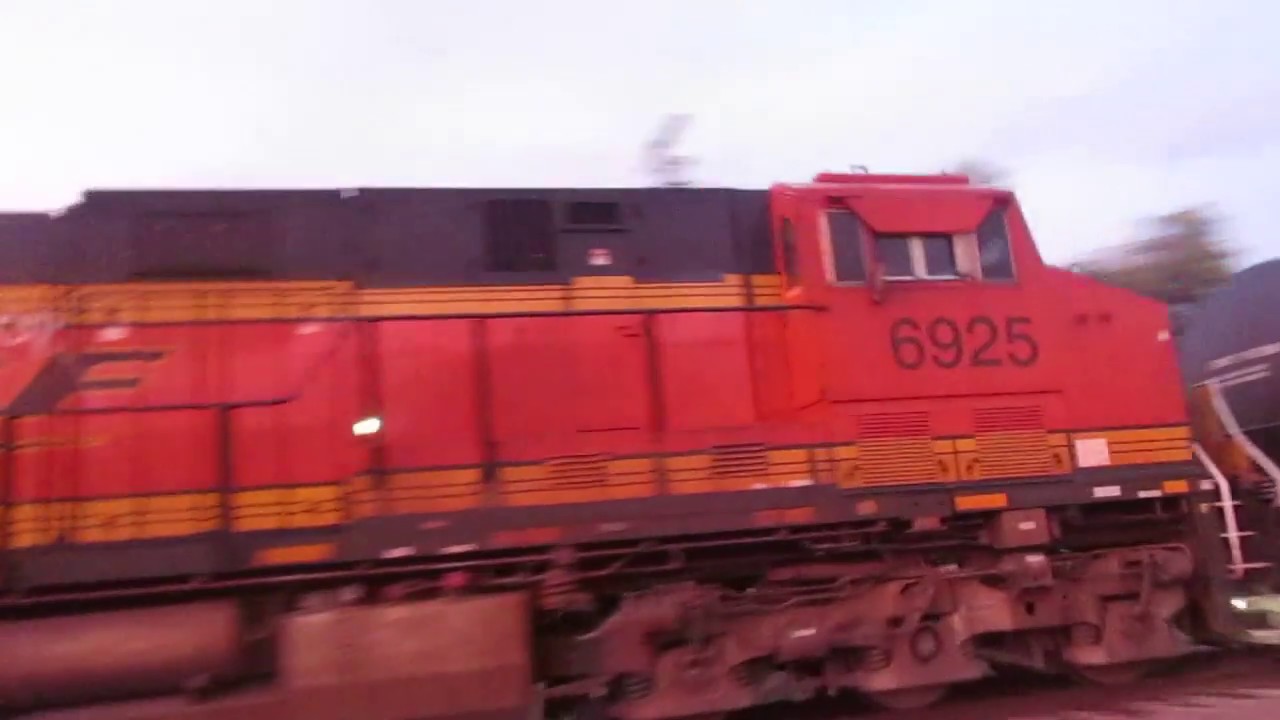 BNSF 4738 leads WB mixed freight (CN M337) - YouTube