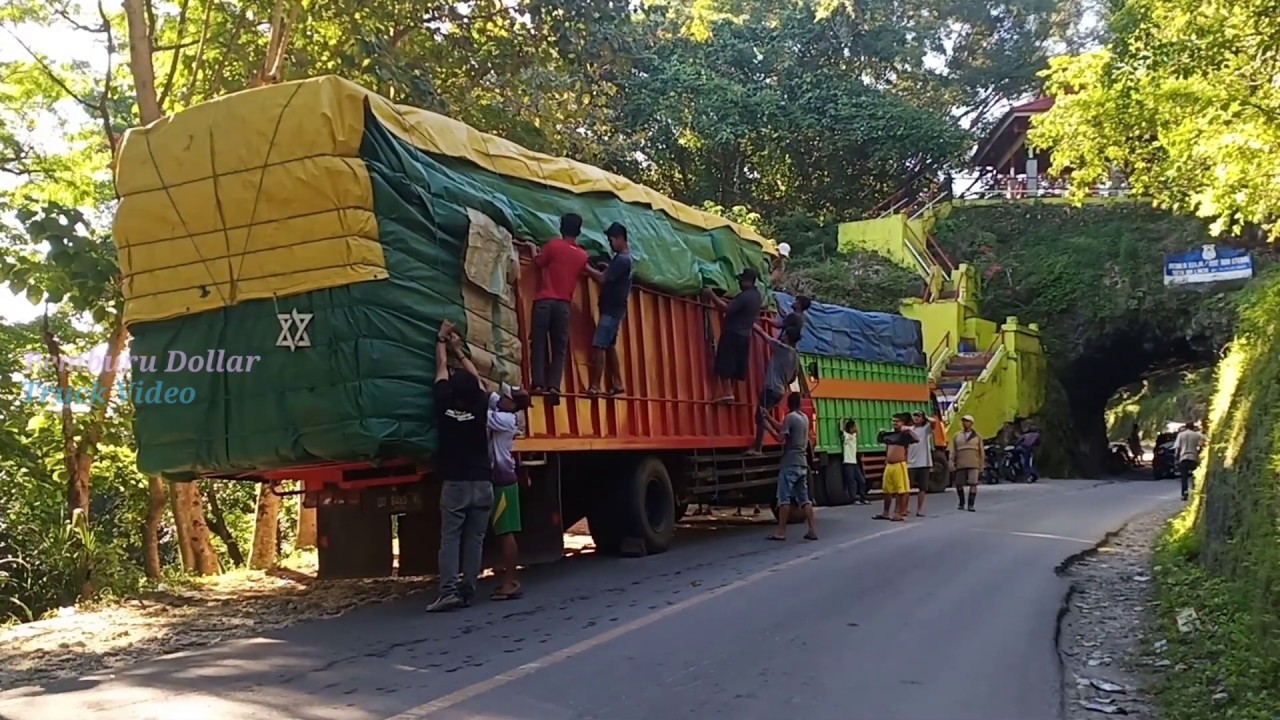 Truck Besar Muatan Panjang Dan Tinggi Mendaki Dijalur Sempit ...