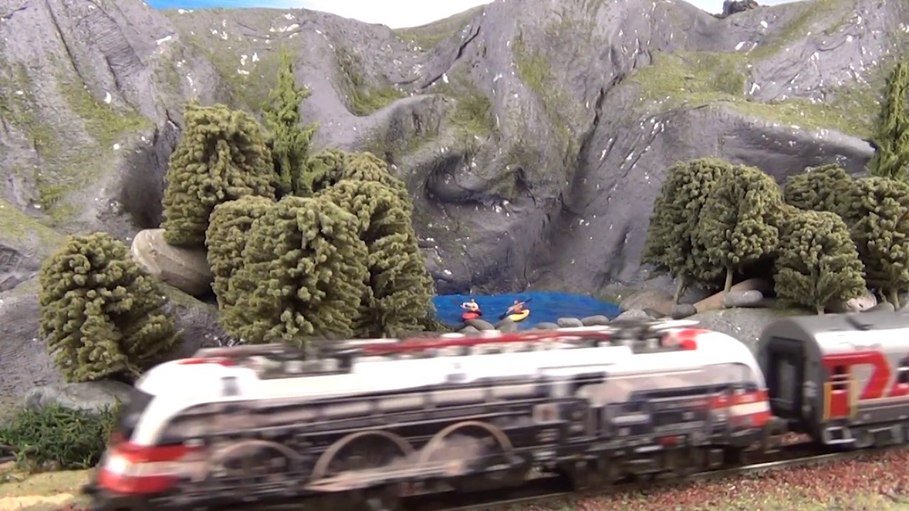 ROCO Taurus 175-Jahre + ACME RZD Coach - YouTube