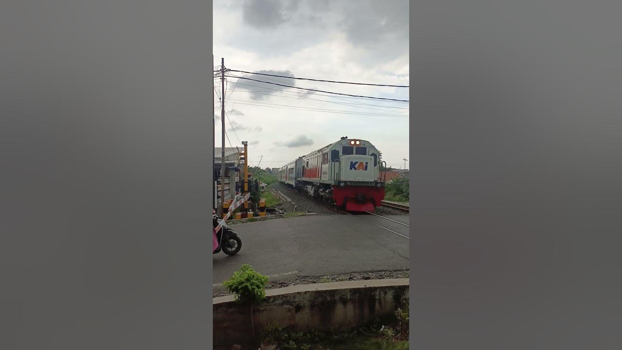 KLB Java Priority Kp/10574#keretaapi #railway #railfans # ...