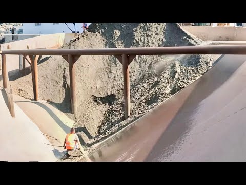 Barge unloading 4500 tonnes of phosphate ore - Full length video - Empty barge