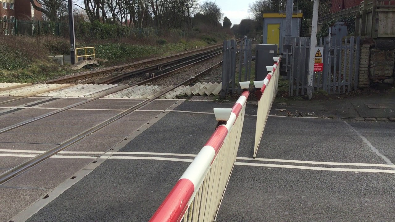 Hall Road Station Level Crossing (Merseyside) 17/02/2020 - YouTube
