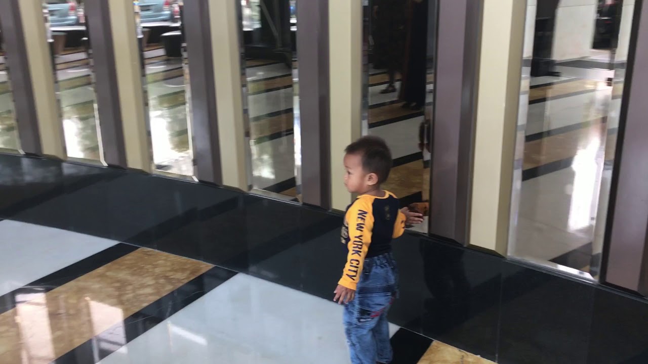Qiby qey main di lobby hotel asik bgt kyknya - YouTube