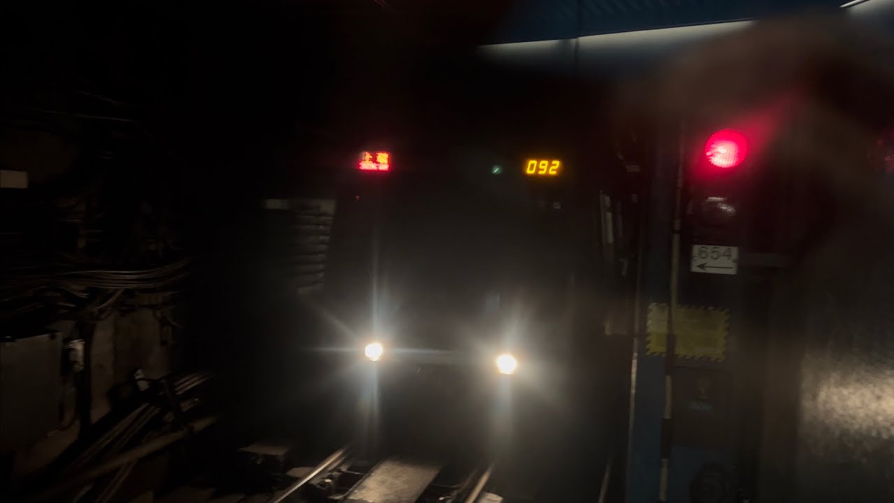 港島綫 M-Train A161/A162 不載客駛經金鐘二及三台 - YouTube