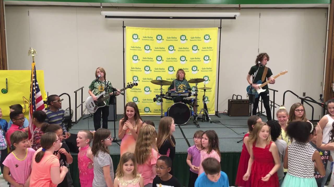 Teenage band makes crowd at elementary school talent show go CRAZY ...