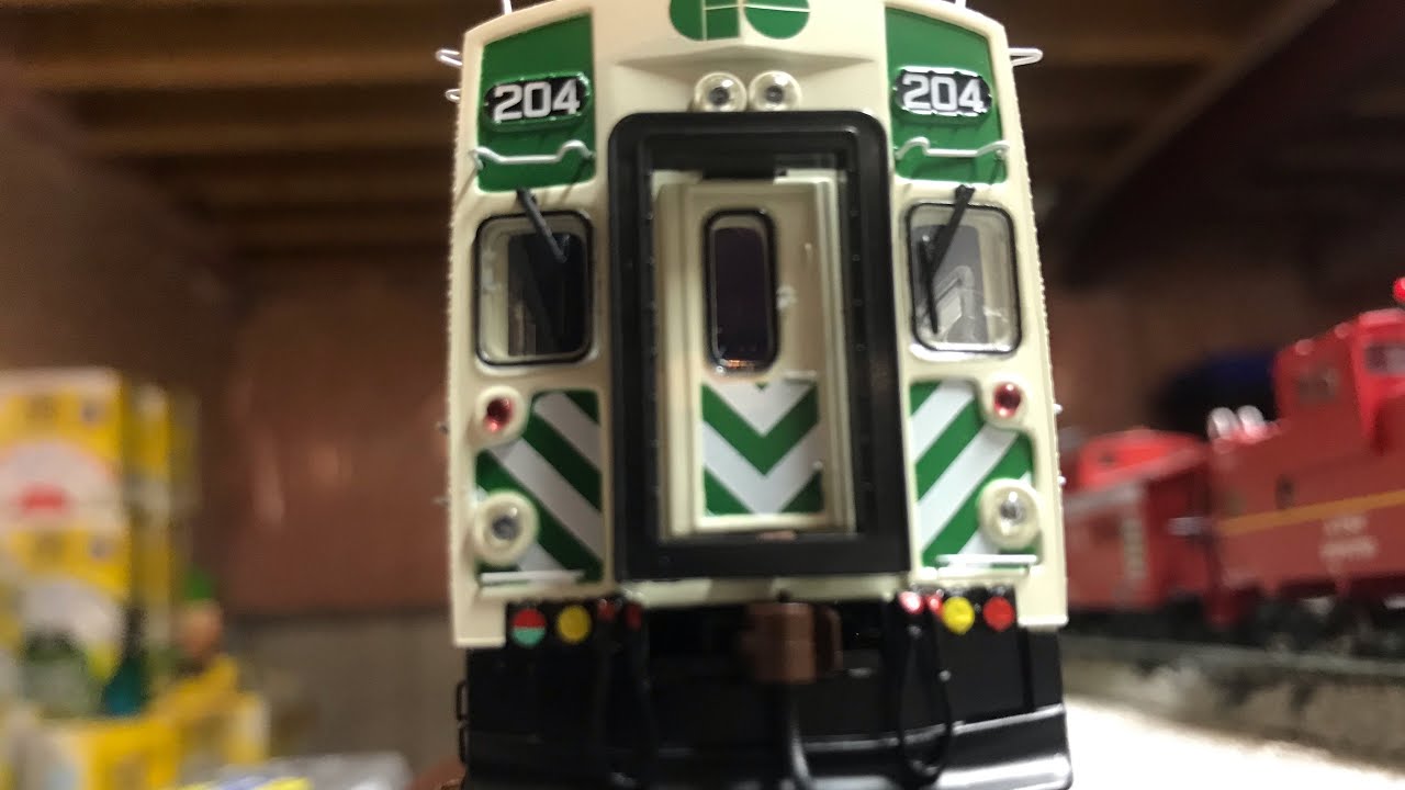 Review of the Athearn Go Transit Bi Level Cab Car - YouTube
