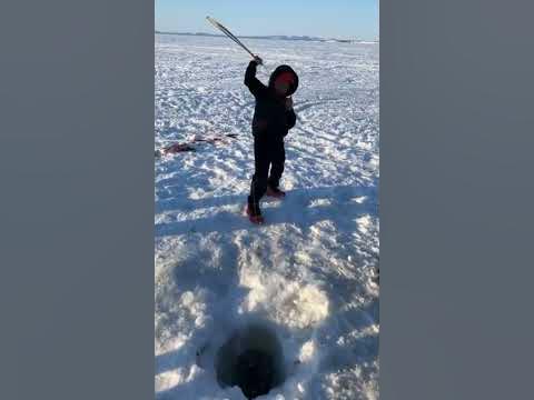 Ребёнок вытянул рыбу, которая больше него самого - YouTube