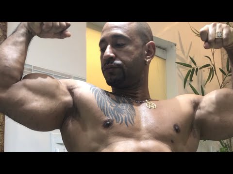 Muscle worhsip Flex the best muscle back - YouTube