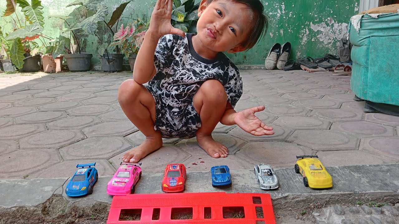 El rumi bermain mobil polisi - YouTube