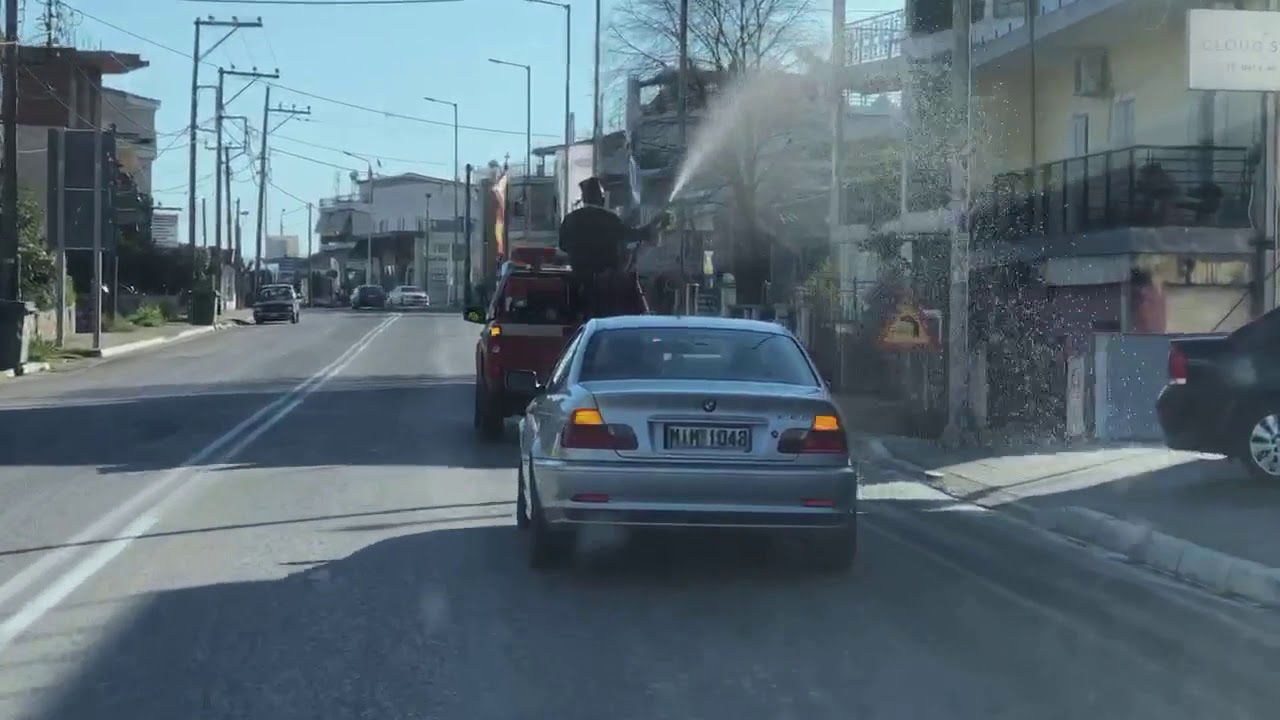 ΦΟΒΕΡΟΣ ΠΑΠΑΣ ΑΓΙΑΖΕΙ ΧΩΡΙΟ ΤΗΣ ΛΑΜΙΑΣ ΜΕ ΥΔΡΟΦΟΡΑ - YouTube