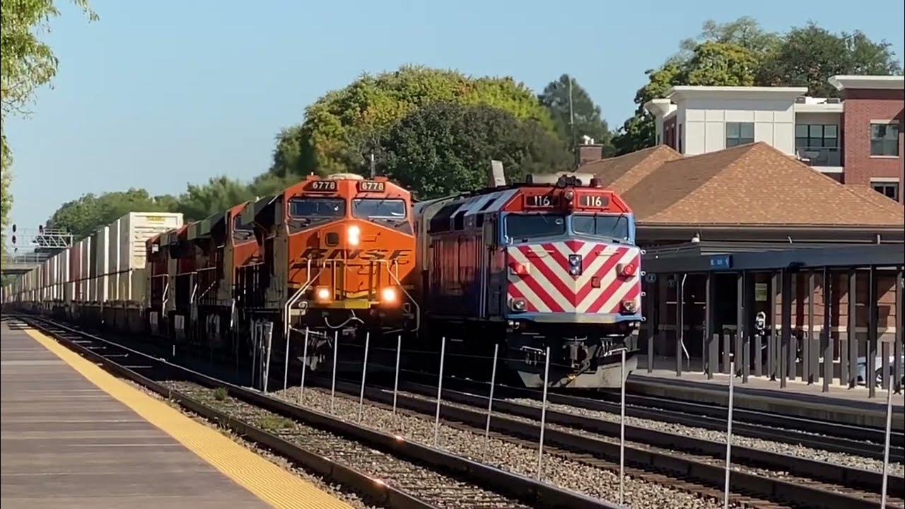 Eastbound Metra and Westbound BNSF Z train meet - YouTube