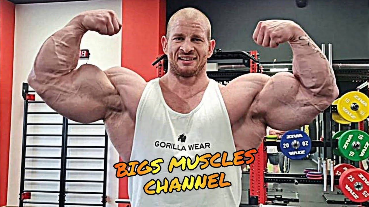 BODYBUILDERS FLEXING - YouTube