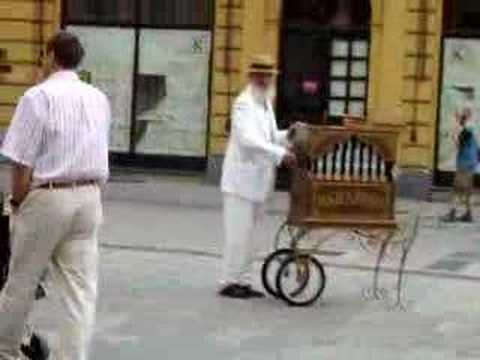 Vergl.Organ grinder. - YouTube