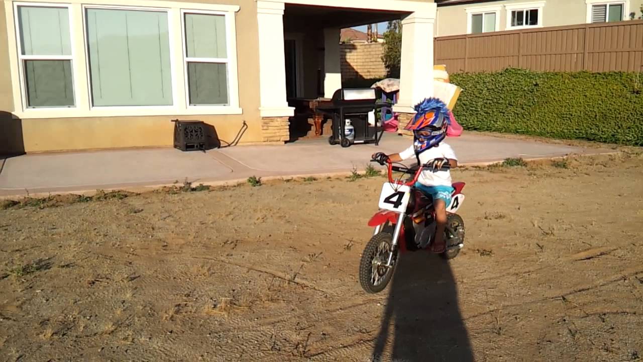Anthony 5yr old kid learn to ride Razor MX500 Dirt Rocket Motorcycle ...