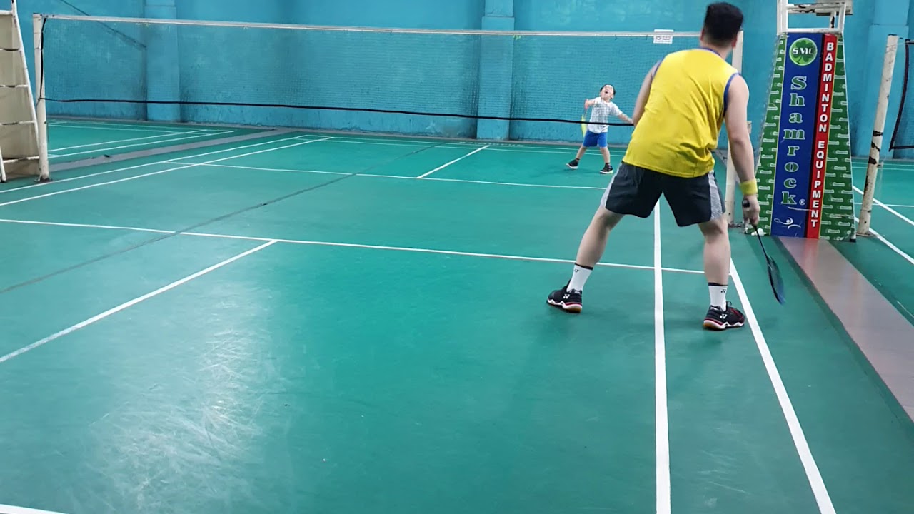 family badminton fun time - YouTube
