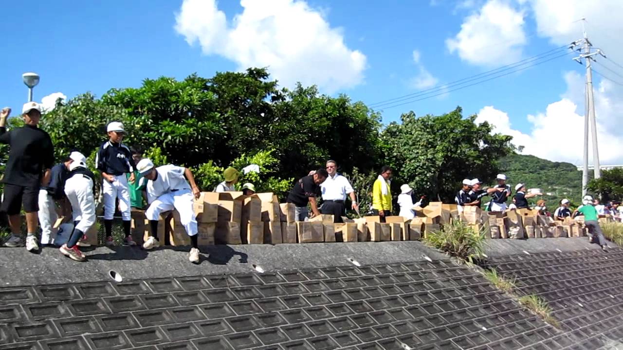 第3回全国一斉EM団子・EM活性液投入～沖縄編 EM Mudball Movement in Okinawa - YouTube