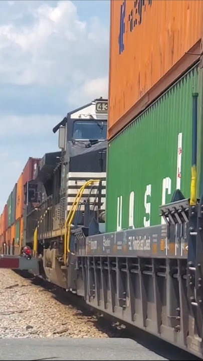 DPU's NS AC44C6Ms 4225 and 4356 work hard in the middle of 4823 #locomotive #dpu # ...