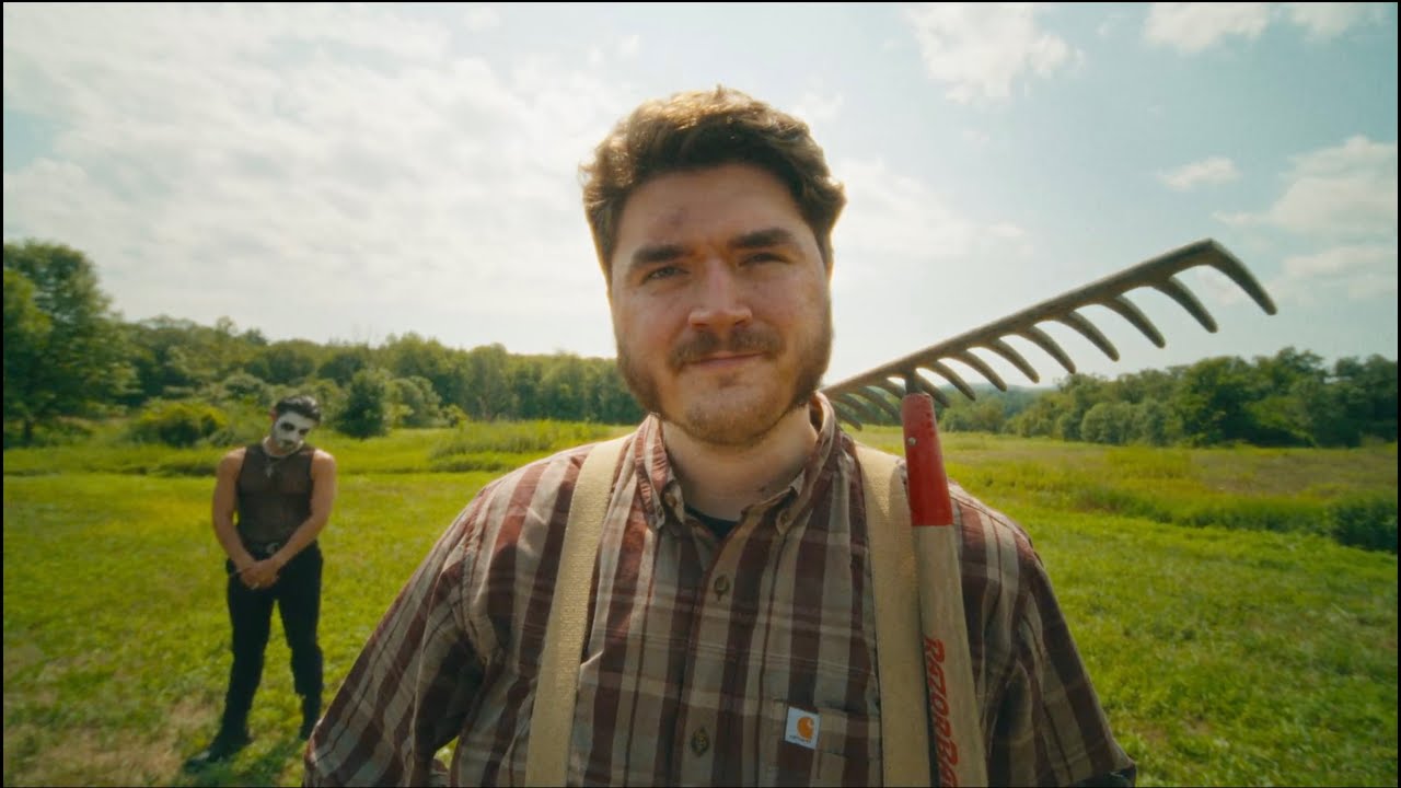 bbno$ - hot topic (starring j schlatt) - videoblogs.com