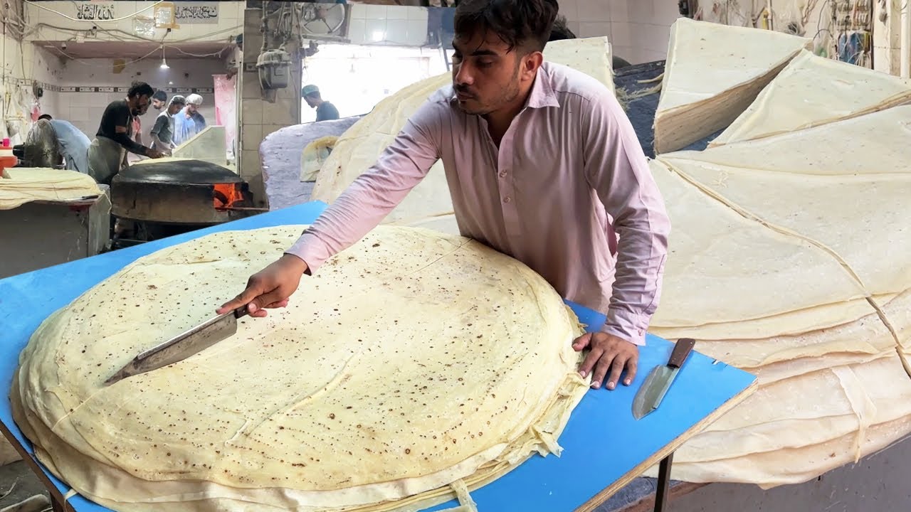 MANDA ROTI MAKING | Biggest Rumali Roti Cutting Skills | Street Roll ...